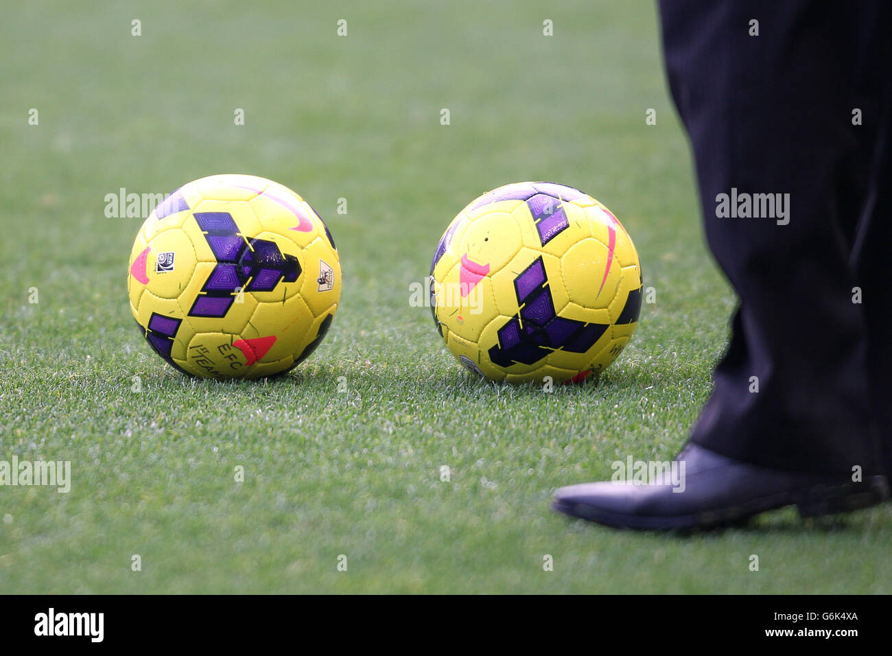 Premier league footballs hi-res stock photography and images - Alamy