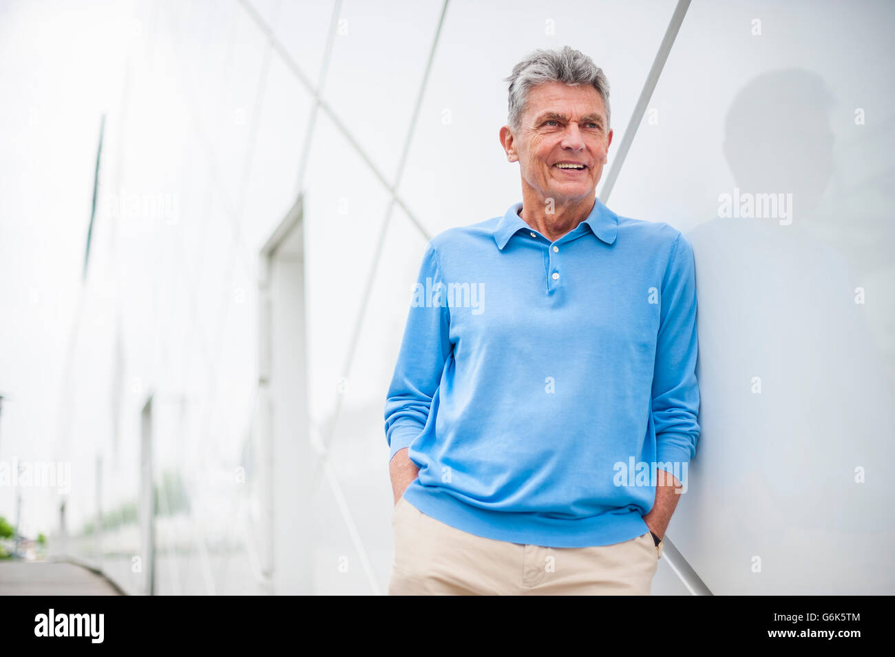 Man leaning against building hands hi-res stock photography and images ...