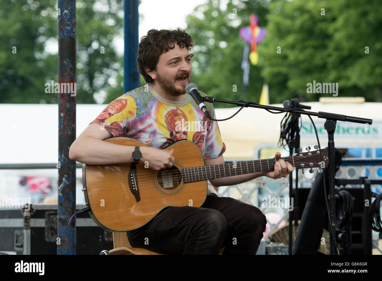 Bearded singer hi-res stock photography and images - Alamy