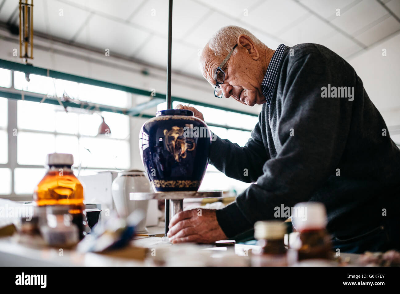 Man painting ceramic vase hi-res stock photography and images - Alamy