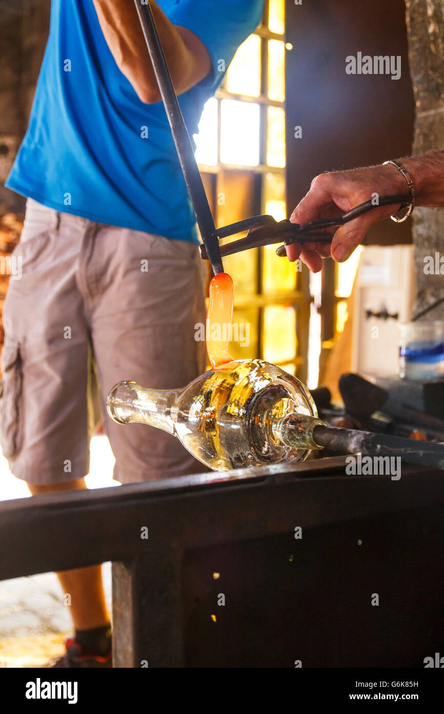 Men shaping hi-res stock photography and images - Alamy