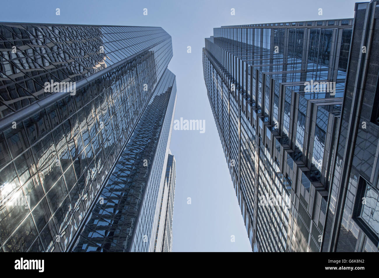 Two skyscrapers from below hi-res stock photography and images - Alamy
