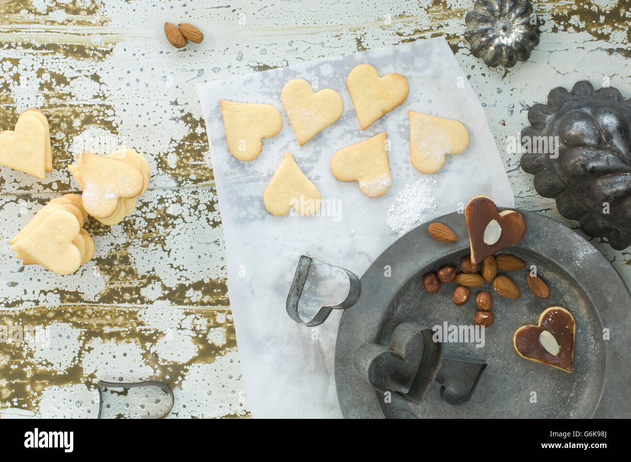 Heart-shaped Christmas cookies Stock Photo - Alamy
