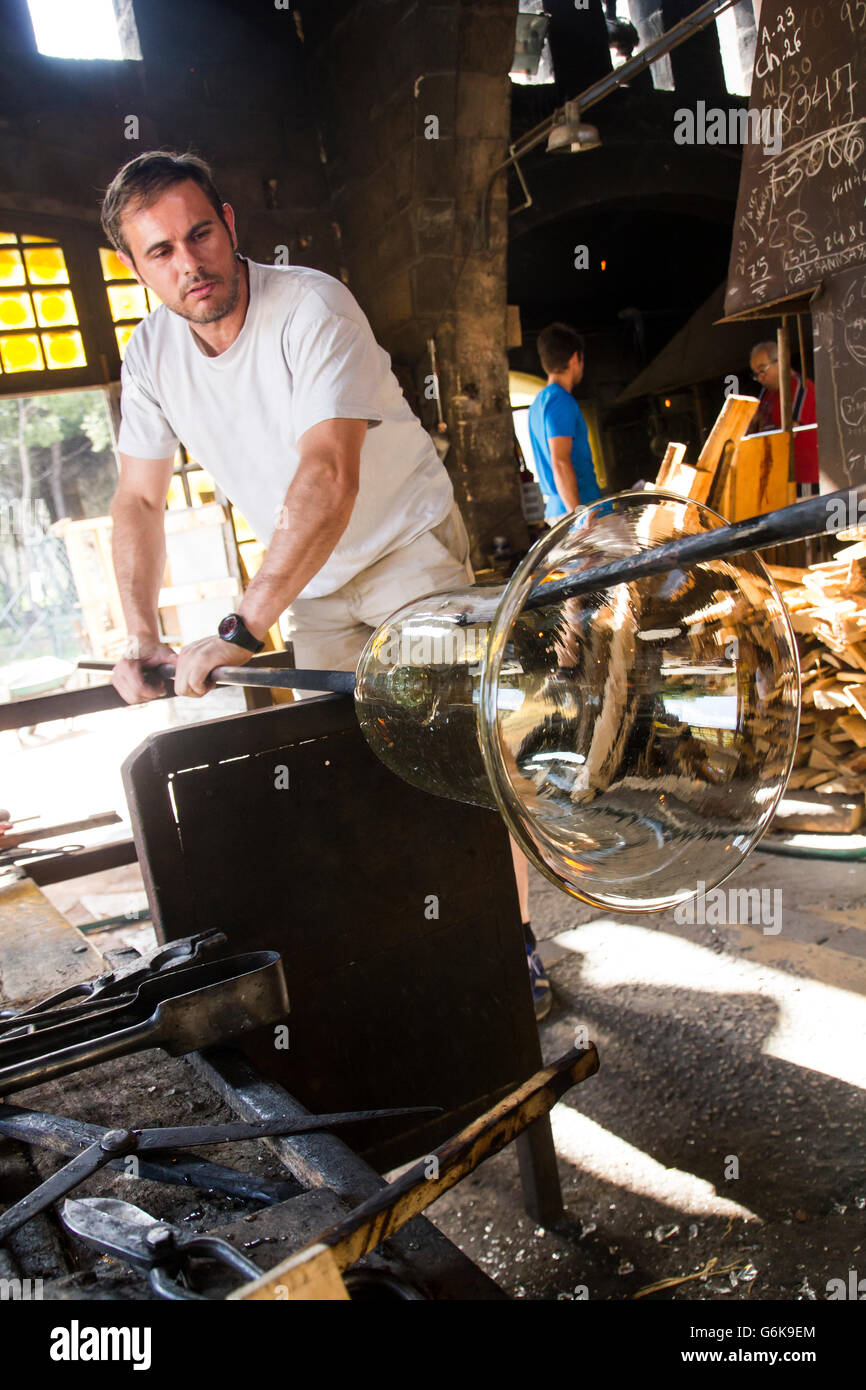 Man working with molten glass in a glass factory Stock Photo - Alamy