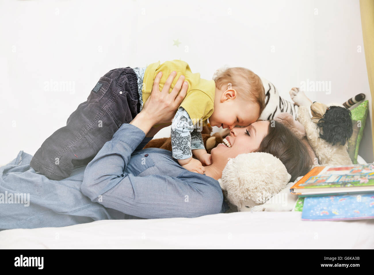 Mother and her toddler cuddling on bed Stock Photo - Alamy