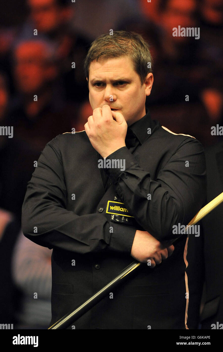 Robert Milkins in action against Ronnie O'Sullivan during day nine of ...