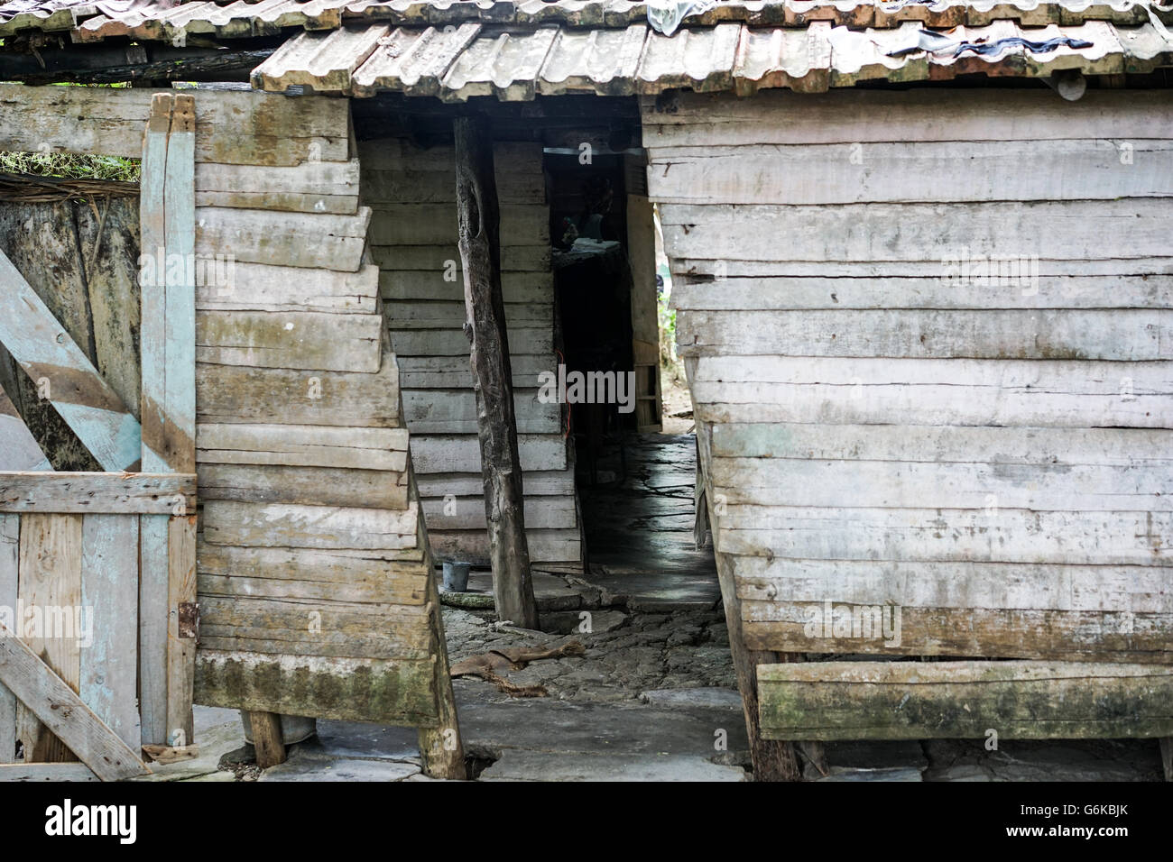 Rickety old wooden shed hi-res stock photography and images - Alamy