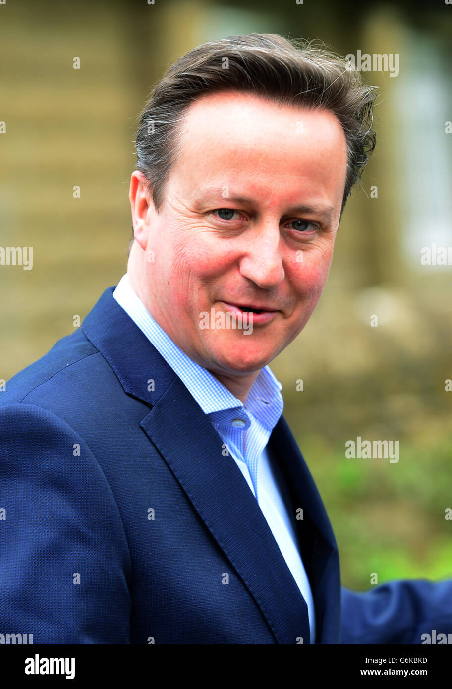 Prime Minister David Cameron and Samantha arriving at a polling station ...