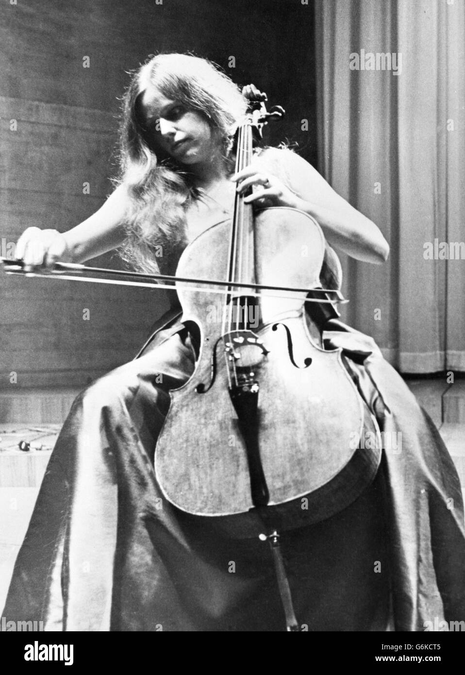 Cellist jacqueline du pre hi-res stock photography and images - Alamy