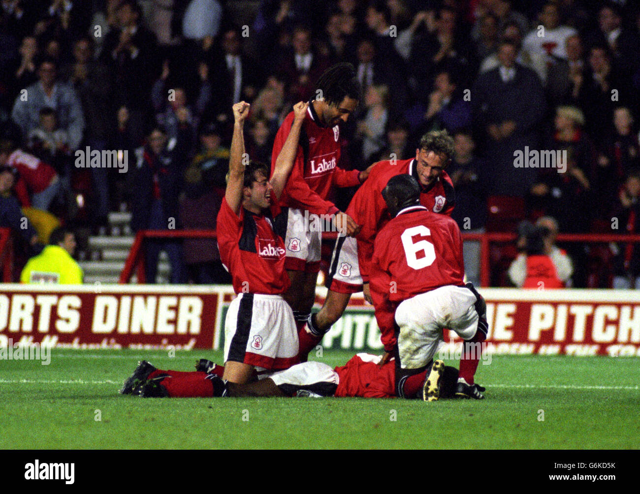 Nottingham Forest celebrate after Bryan Roy scores the winning goal ...