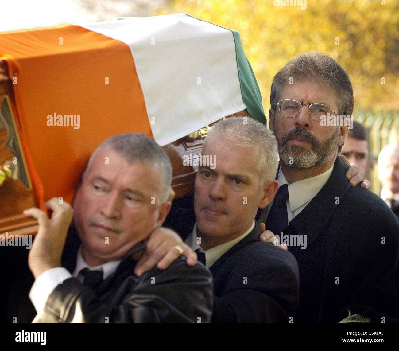 Sinn fein president gerry adams right family hi-res stock photography ...