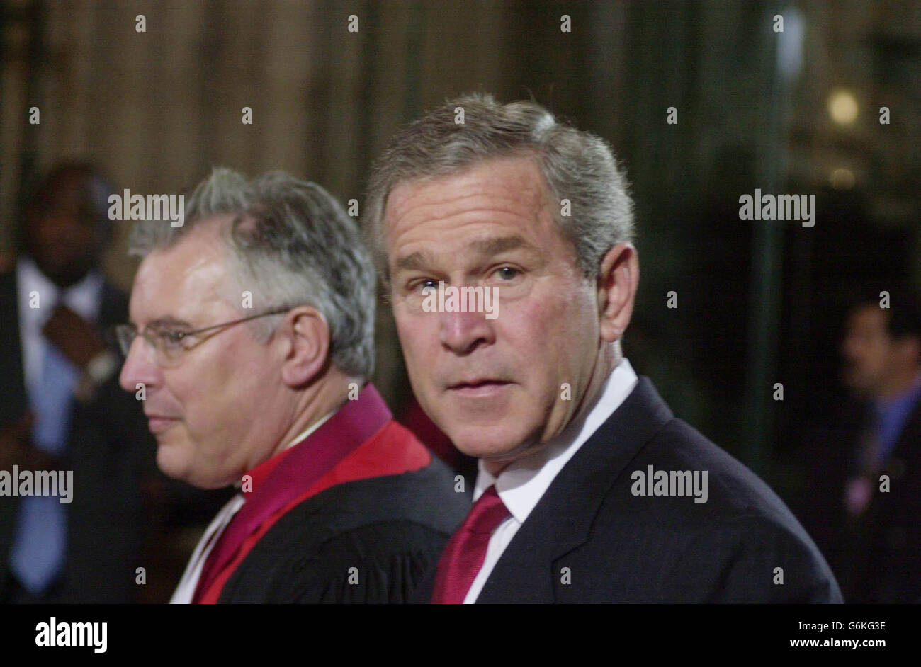 The queen and dean wesley carr at westminster abbey hi-res stock ...