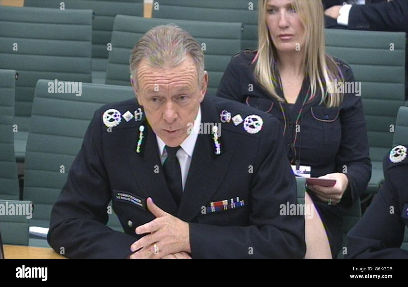 Metropolitan Police Commissoner Sir Bernard Hogan-Howe gives evidence ...