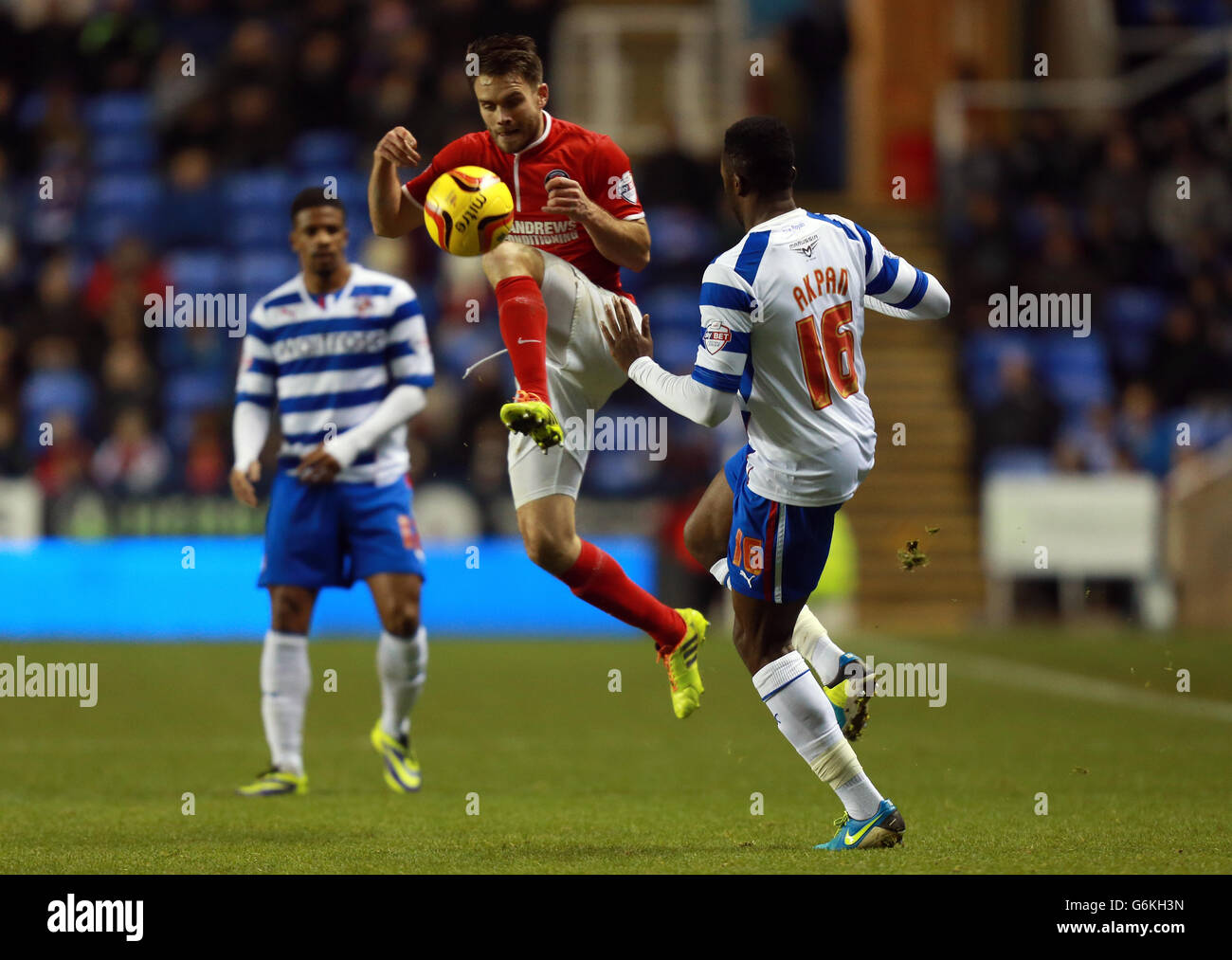 Charlton's Rhoys Wiggins (left) and Reading's Hope Akpan Stock Photo ...