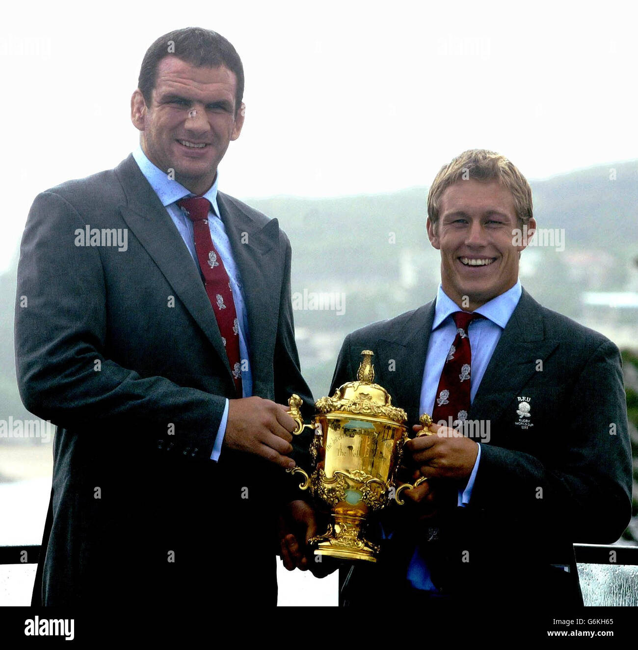 Martin Johnson and Jonny Wilkinson with the World Cup Stock Photo - Alamy