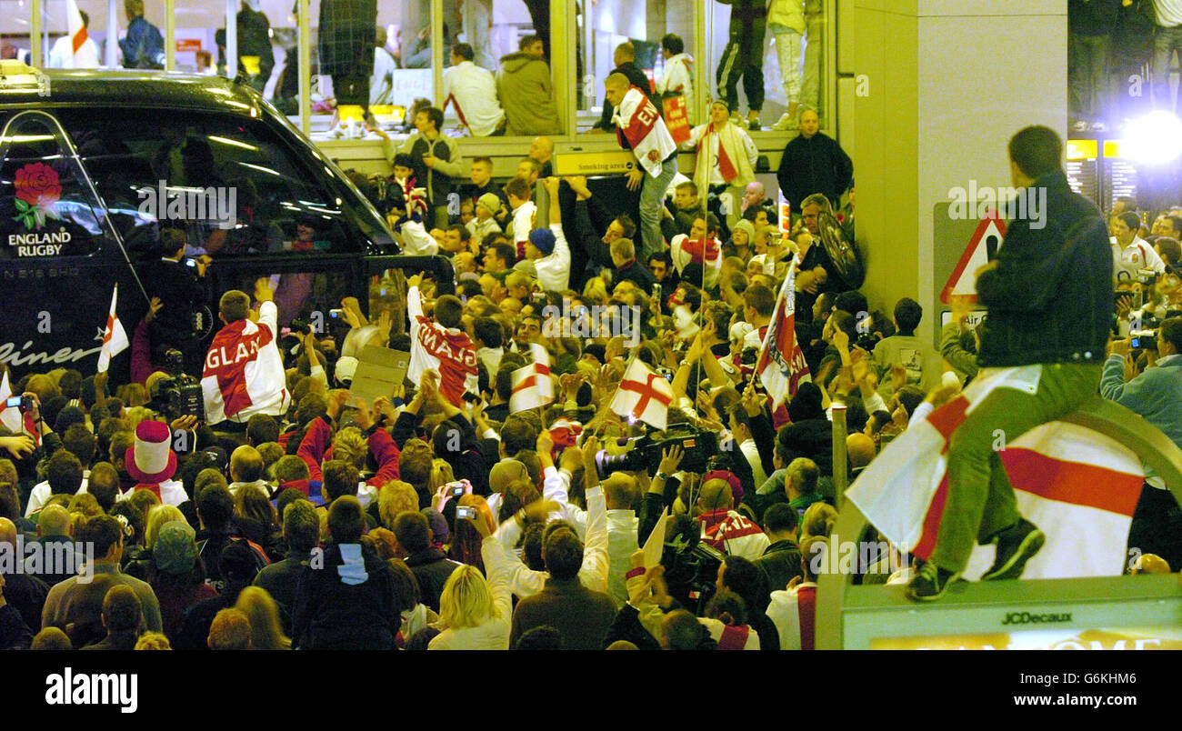 Fans surround the coach carrying the England rugby team at London's ...