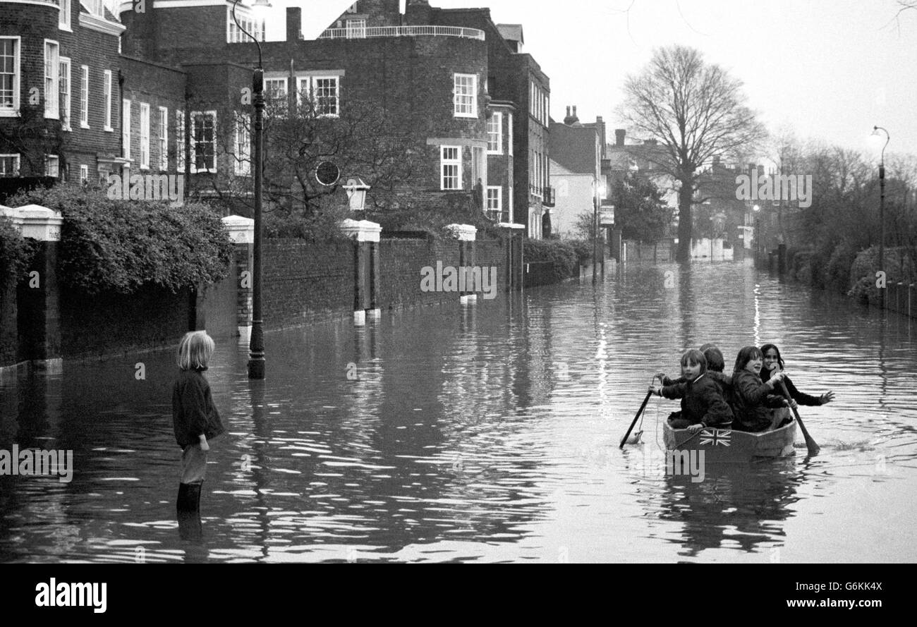 British Accidents and Disasters - Floods - london - 1975 Stock Photo ...