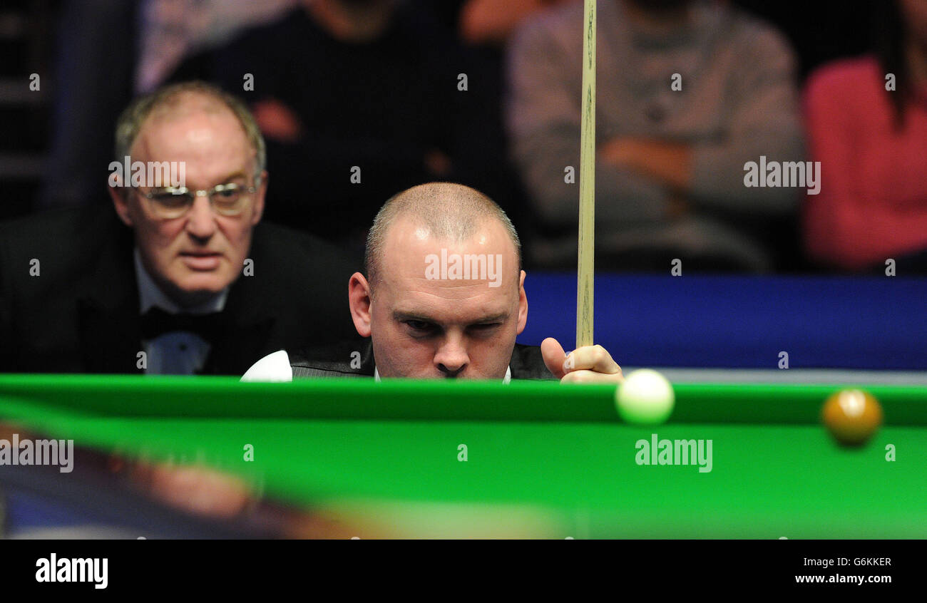 Stuart Bingham and referee Leo Scullion study the table in his semi ...