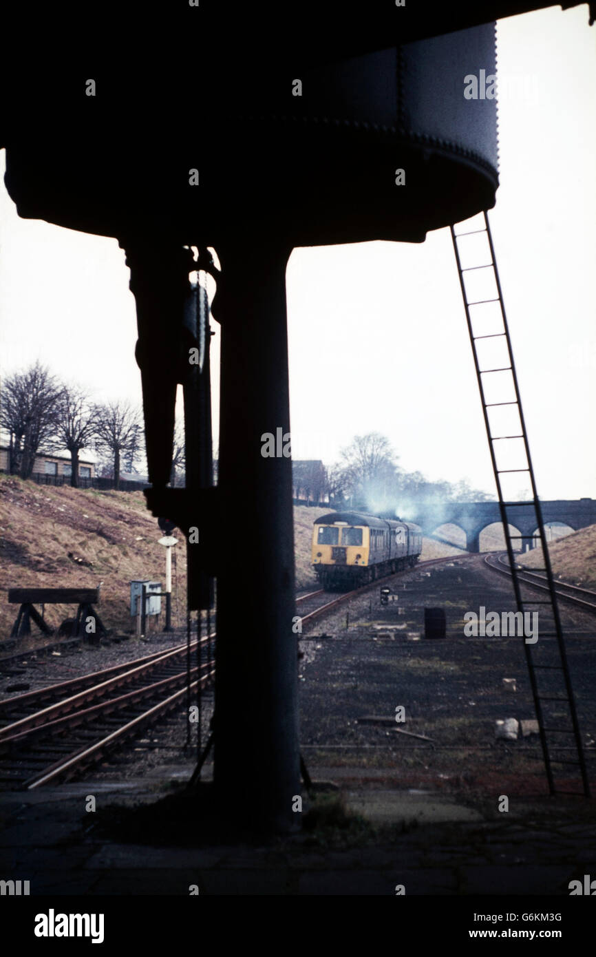 an original british rail diesel unit class 112 leaving rugby central to ...