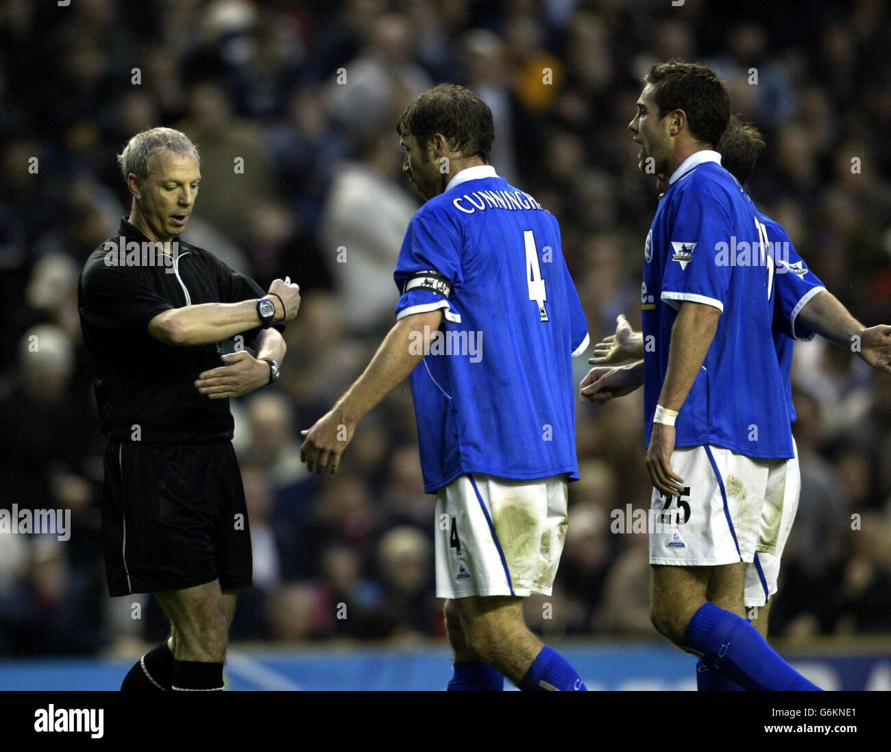Birmingham City Kenny Cunningham and Matthew Upson talk to referee ...