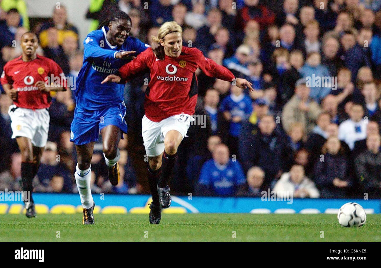 Chelsea's Mario Melchiot (left) and Manchester United's Diego Forlan ...