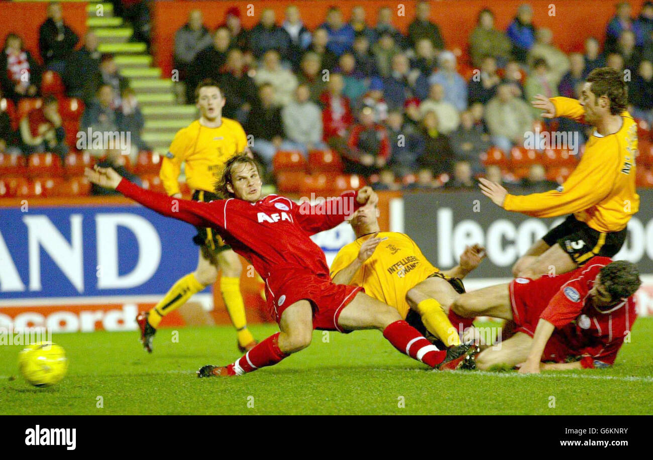 Cis insurance cup quarter final match pittodrie stadium hi-res stock ...