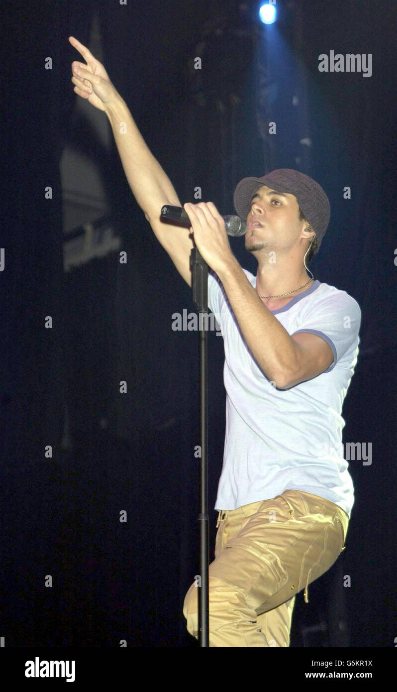 Enrique iglesias singing hi-res stock photography and images - Alamy