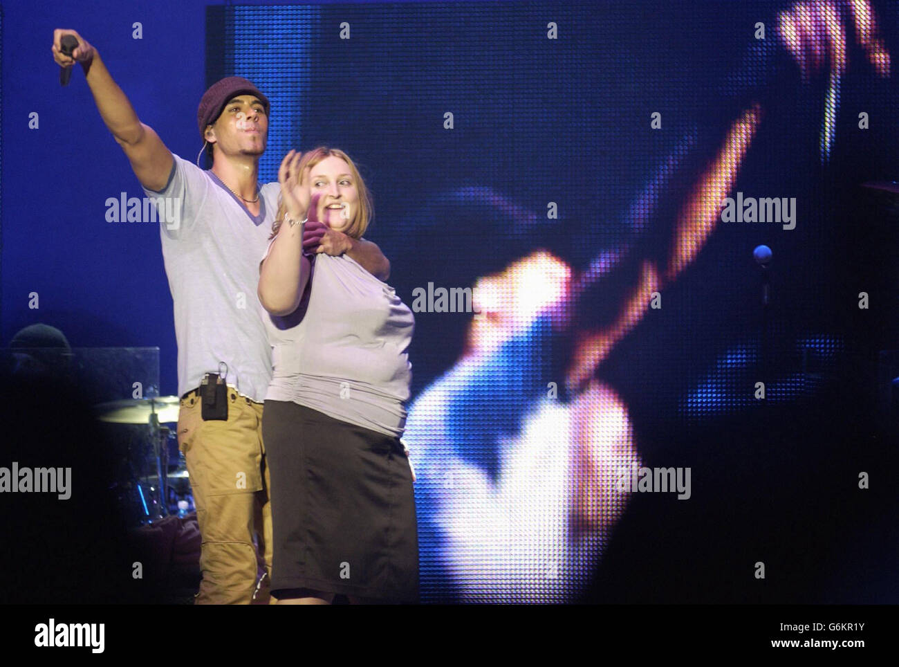 Enrique iglesias singing hi-res stock photography and images - Alamy