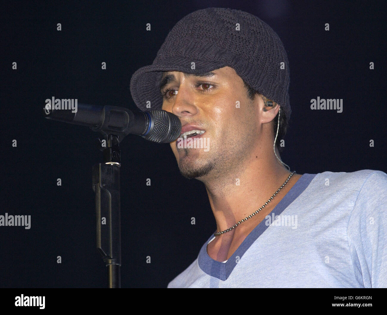 Enrique iglesias singing hi-res stock photography and images - Alamy