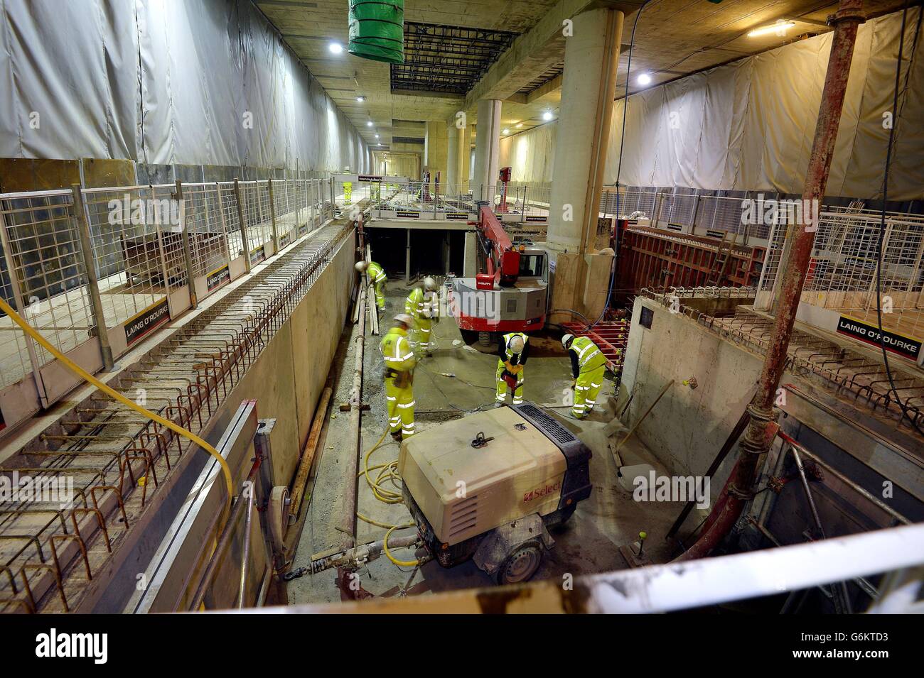 A train platform is under construction at Canary Wharf Crossrail ...