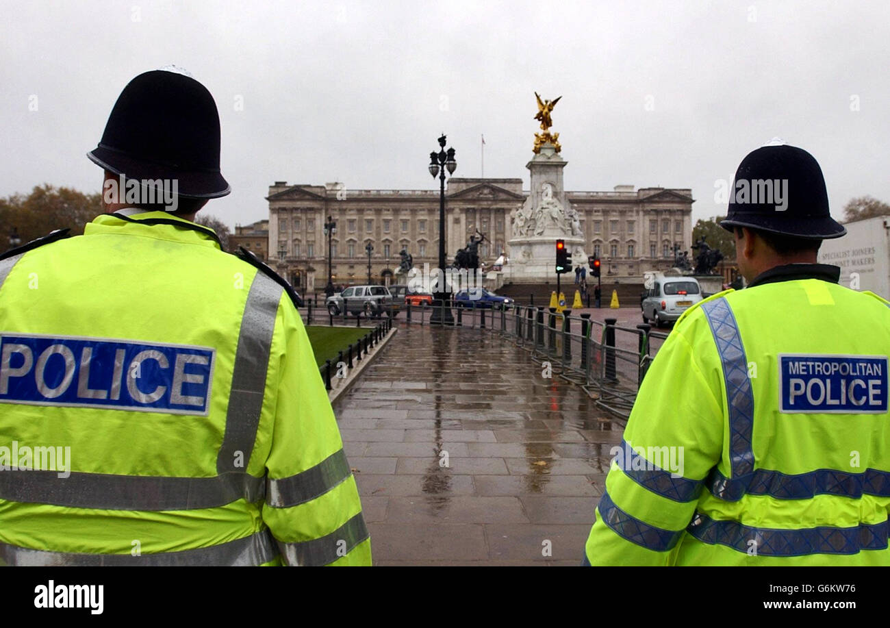 Royal politics police officers hl171103 bushvisit03 hli ...