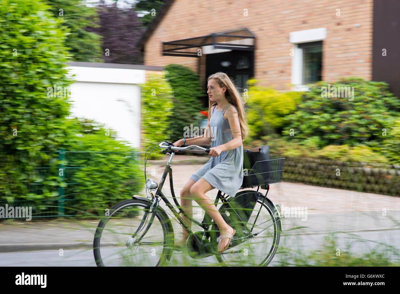 Girl cycle hi-res stock photography and images - Alamy