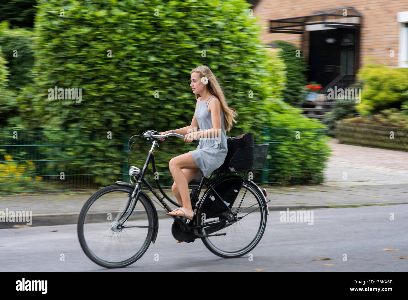 Girl cycle hi-res stock photography and images - Alamy