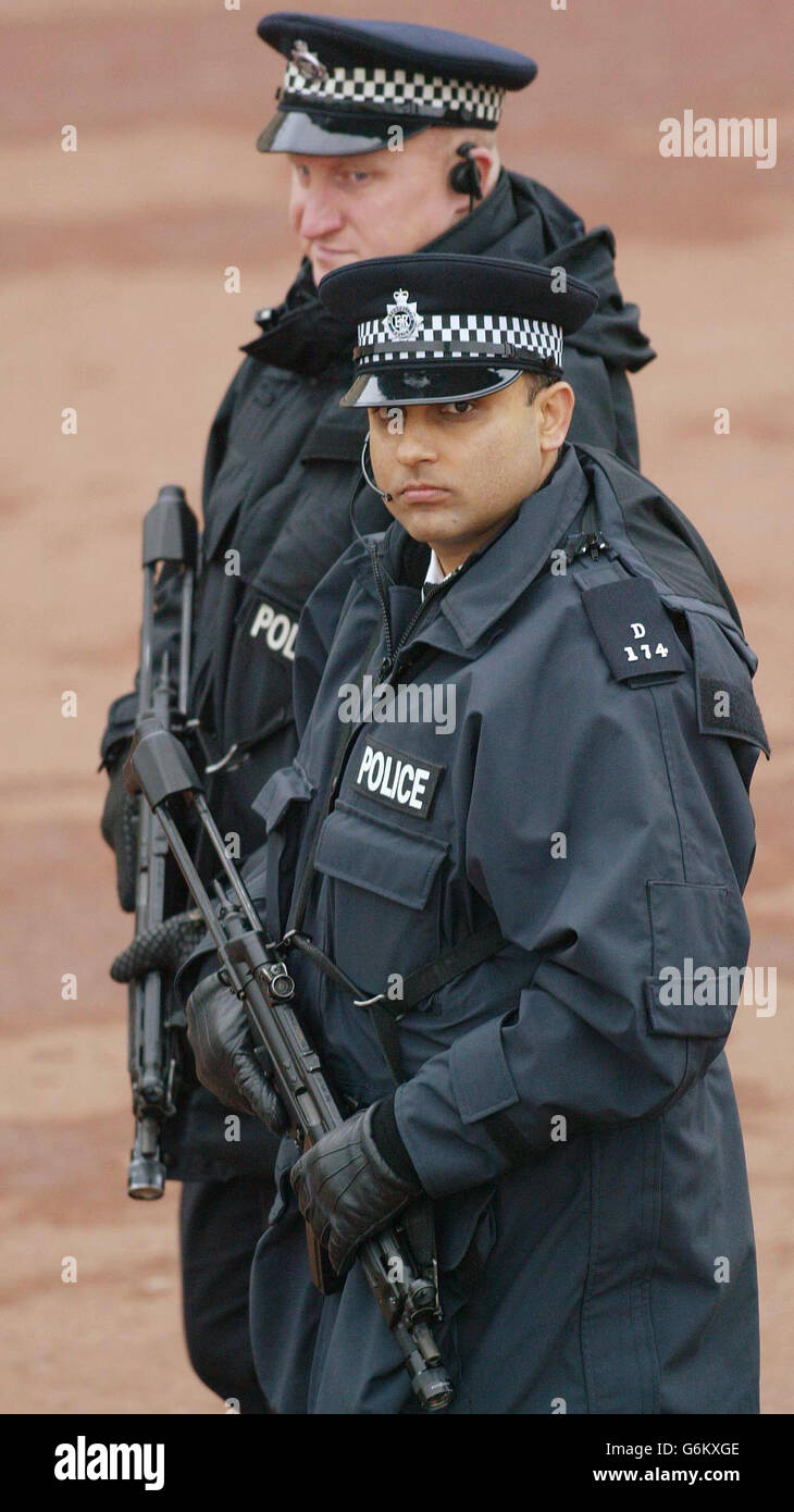 Armed police officers patrol outside buckingham palace hi-res stock ...