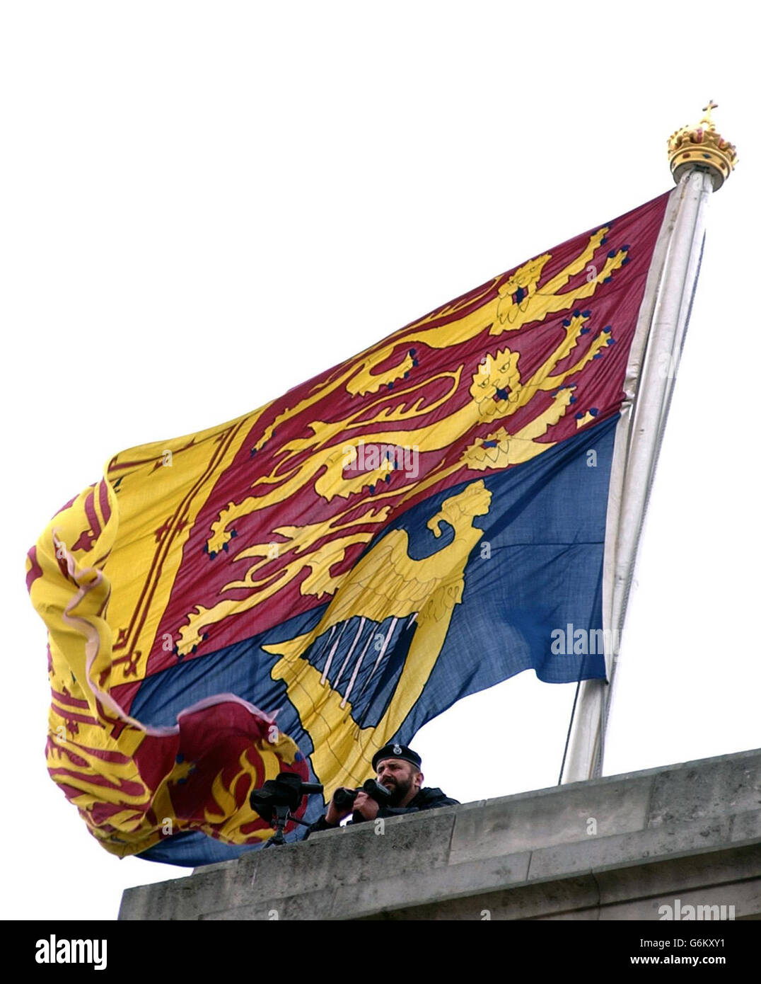 Buckingham palace roof hi-res stock photography and images - Alamy