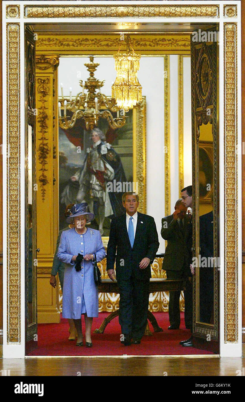 Queen Elizabeth II and George Bush Stock Photo - Alamy