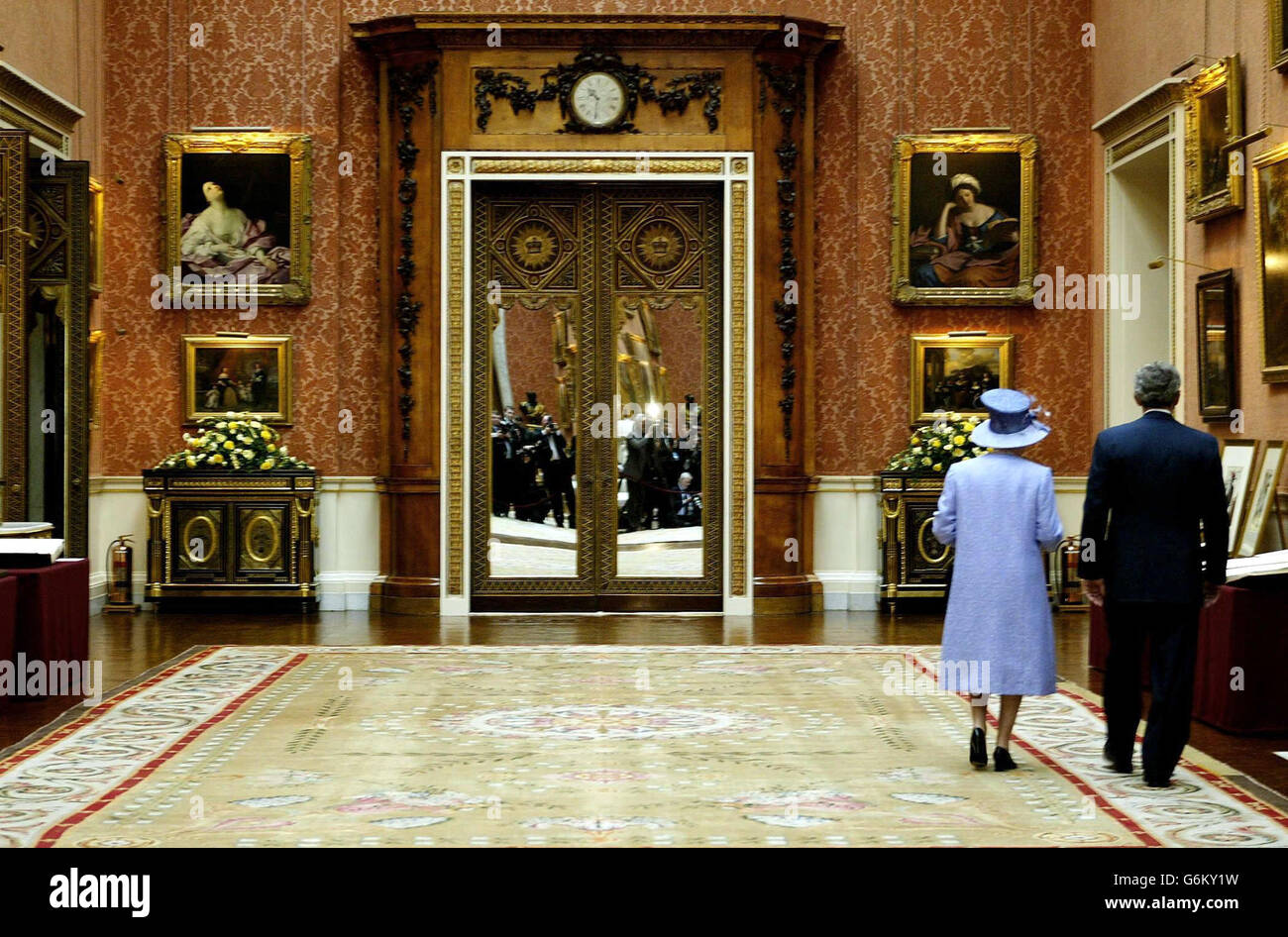 Queen Elizabeth II accompanies George Bush Stock Photo - Alamy
