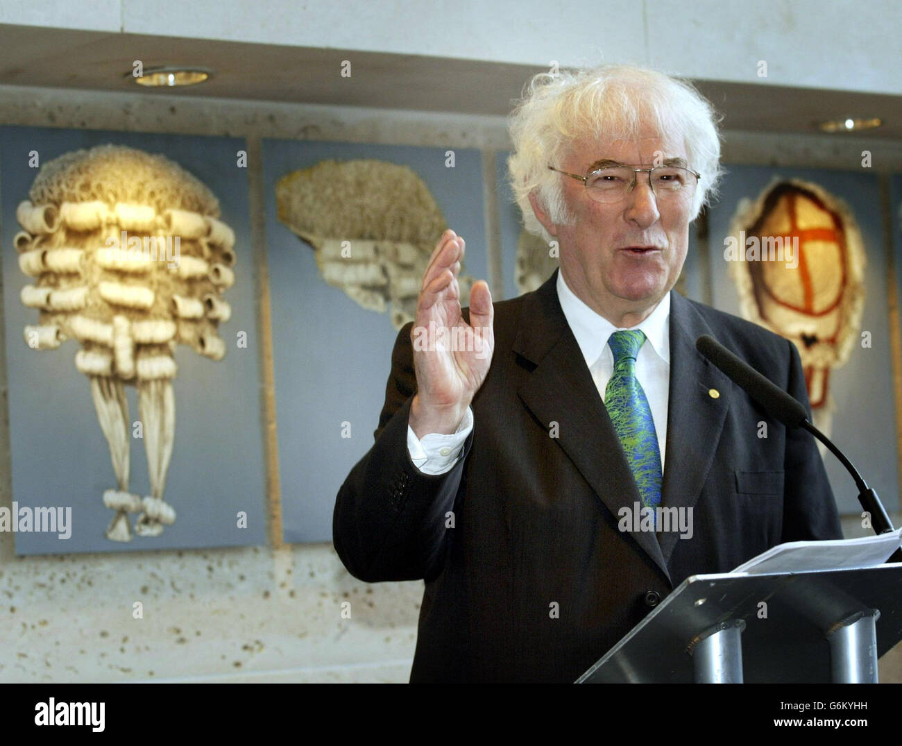 Seamus heaney hi-res stock photography and images - Alamy