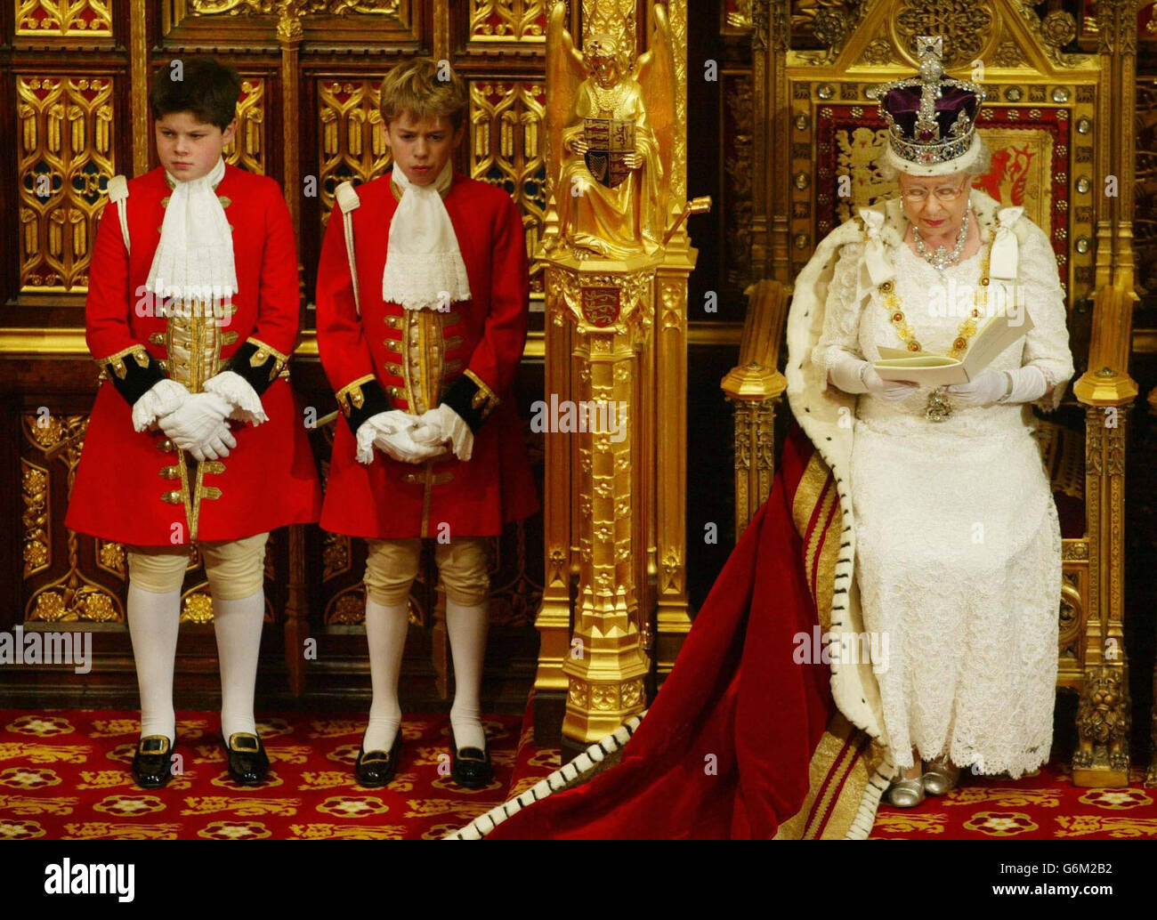 Queen elizabeth ii in robes of state hi-res stock photography and ...