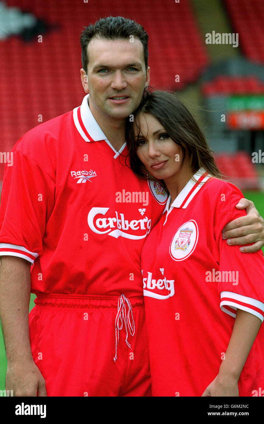 Neil Ruddock And Kathy Lloyd Wearing The New Liverpool Kit Stock Photo Neil Ruddock And Kathy Lloyd Wearing The New Liverpool Kit Stock Photo