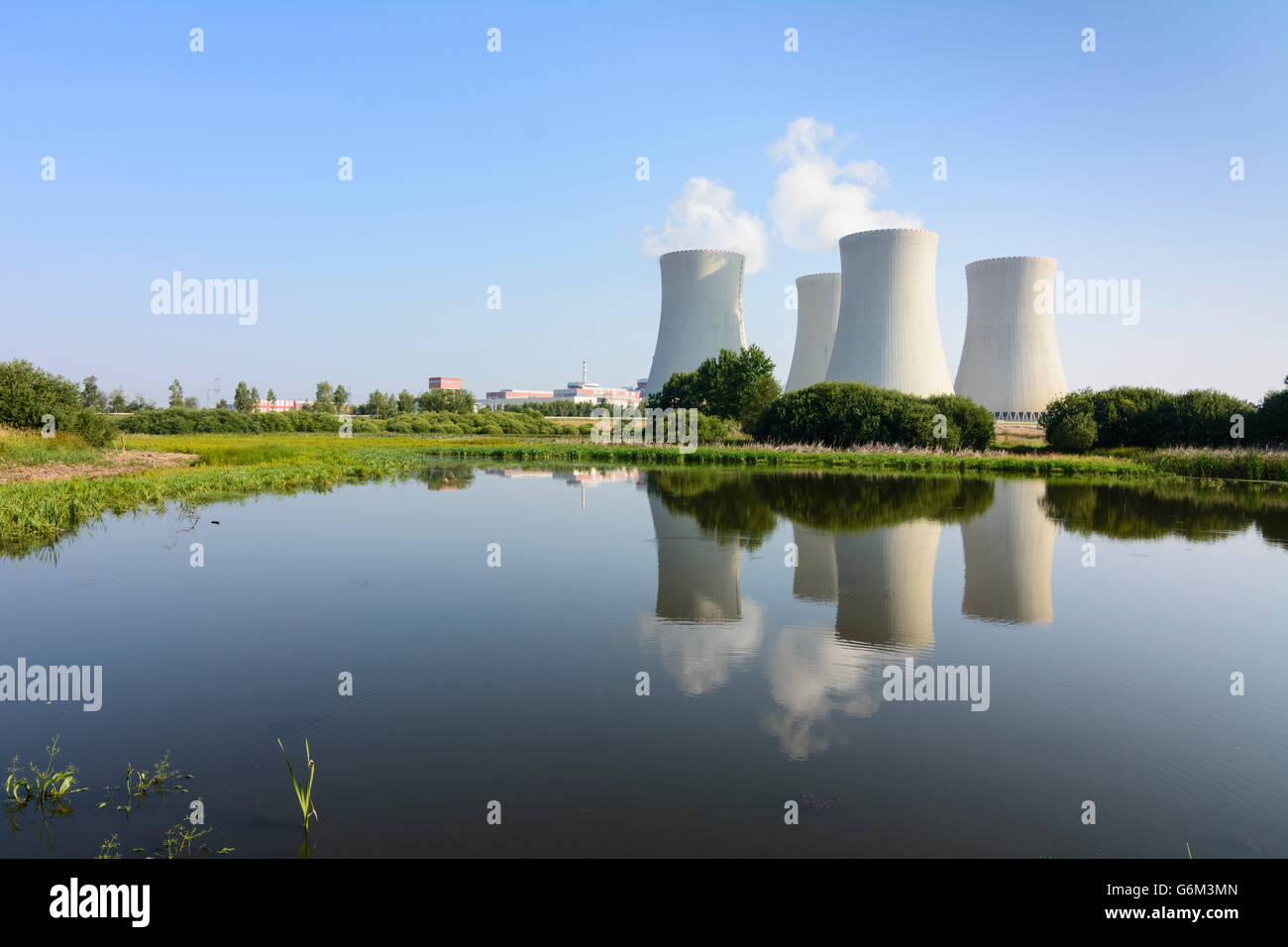 Temelin nuclear power plant : cooling towers and reactor building ...