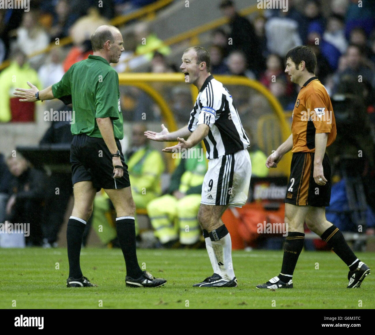 Newcastle United's Alan Shearer complains to referee Steve Bennett ...
