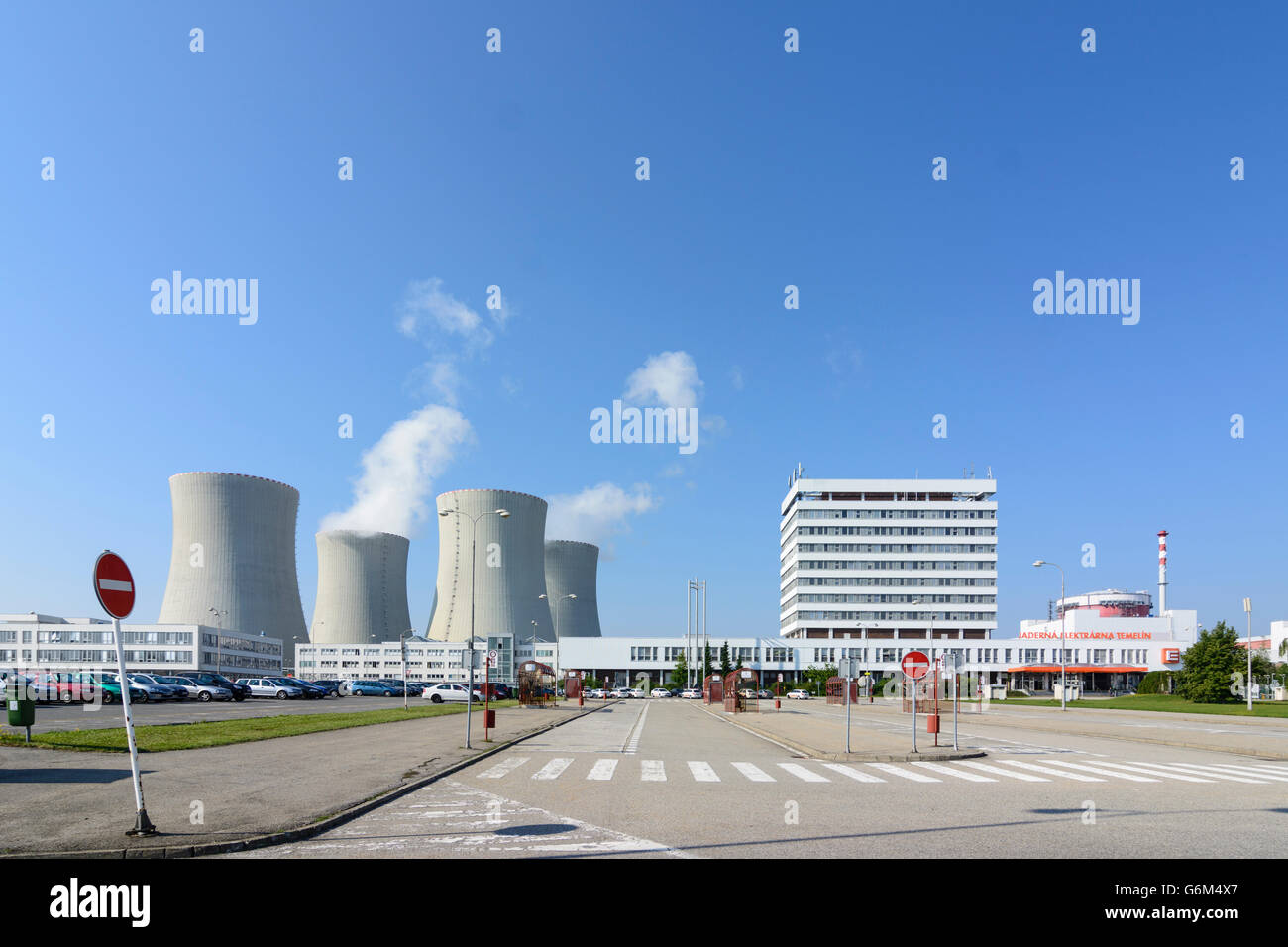 Temelin nuclear power plant : cooling towers and reactor building ...