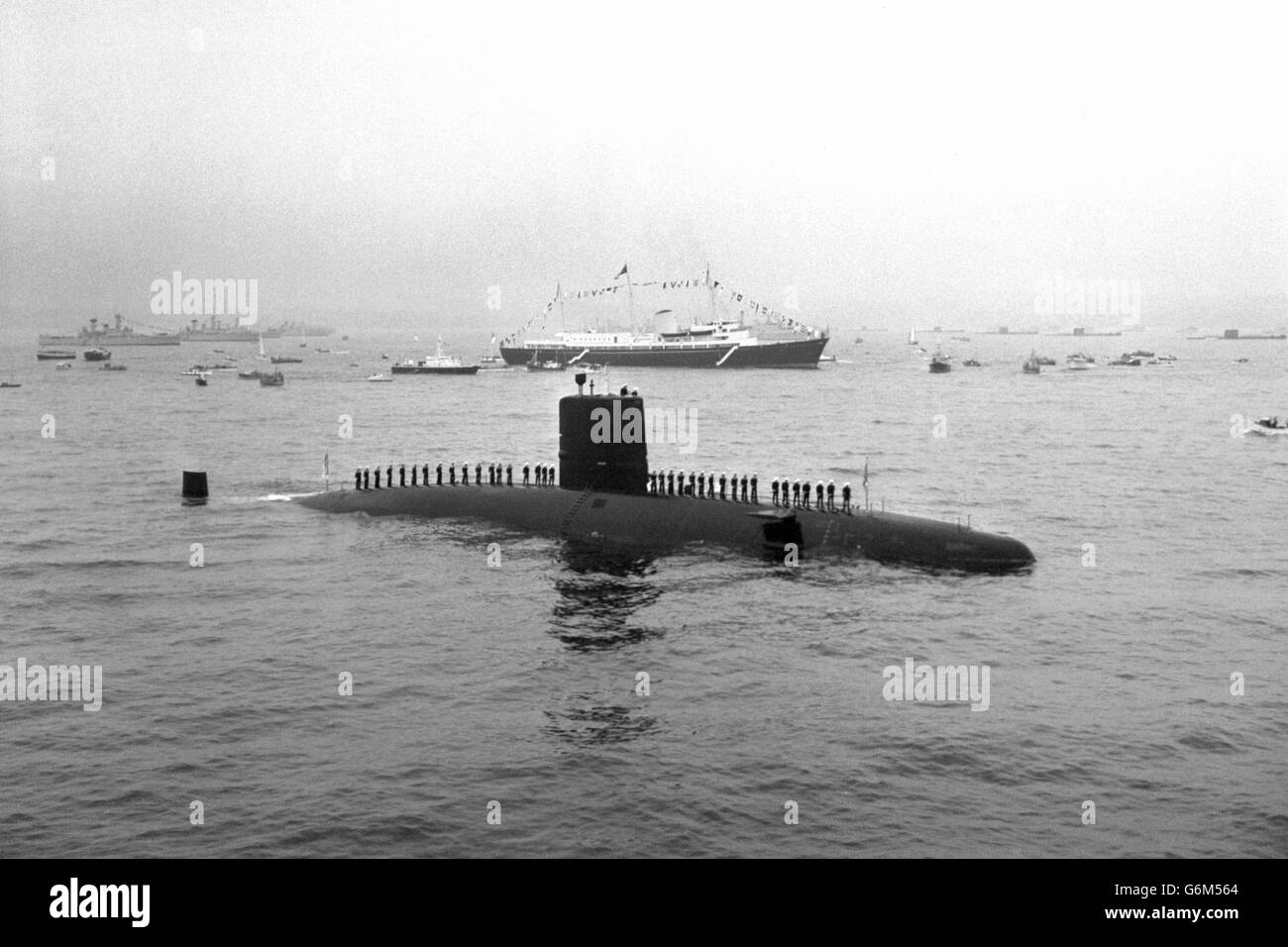 Royalty - Queen Elizabeth II - HMS Valiant - Torbay Stock Photo - Alamy