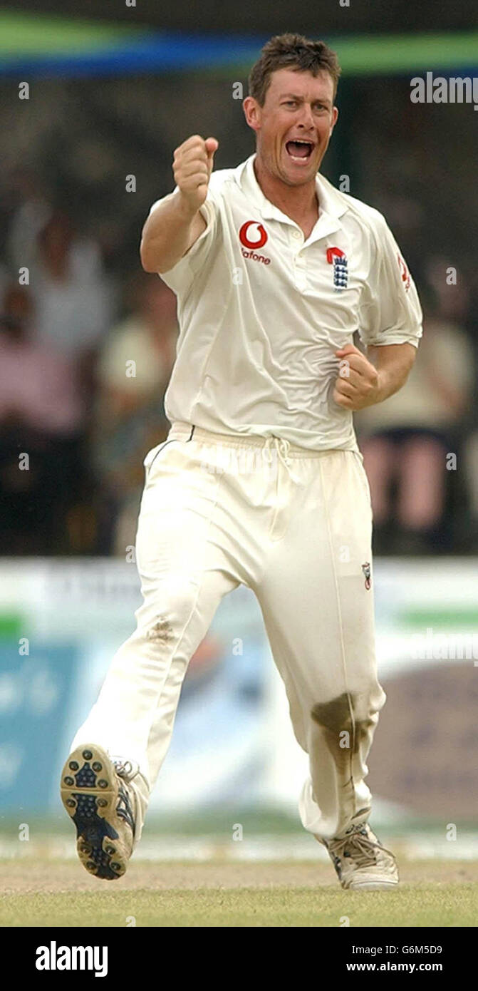 England's Ashley Giles celebrates taking the wicket of Thilan ...