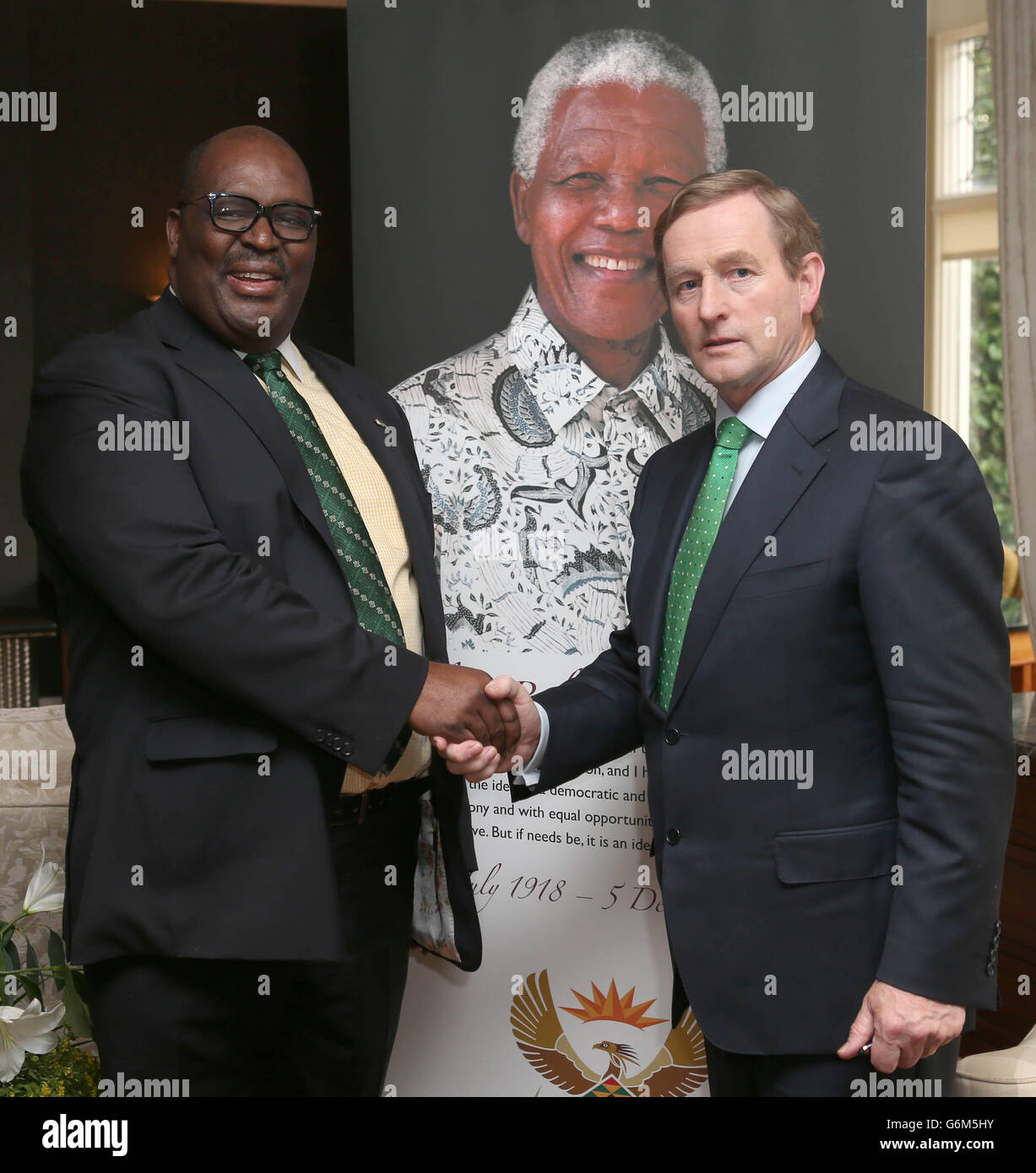 News death mandela ireland hi-res stock photography and images - Alamy