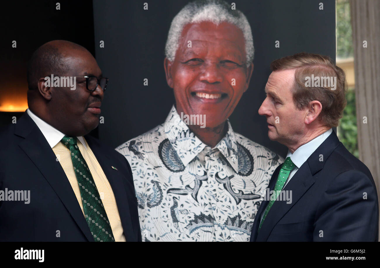 News death mandela ireland hi-res stock photography and images - Alamy