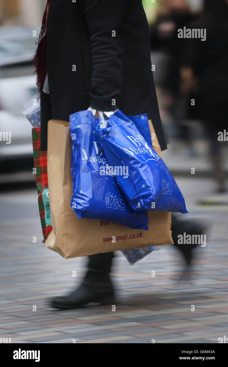 Shopping stock. Shoppers in Covent Garden, London Stock Photo - Alamy