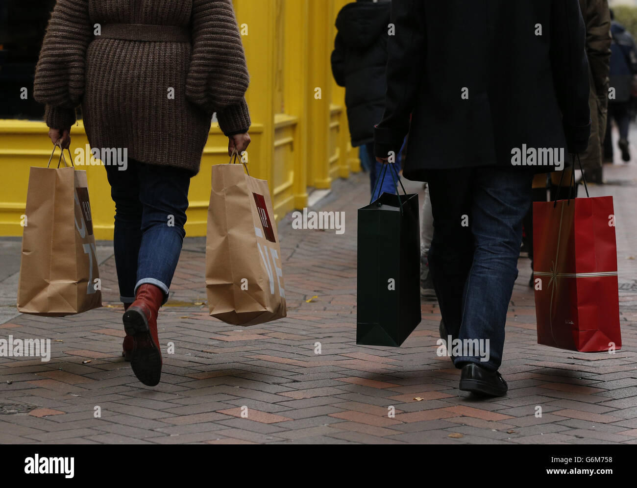 Shopping stock. Shoppers in Oxford Street, London Stock Photo - Alamy