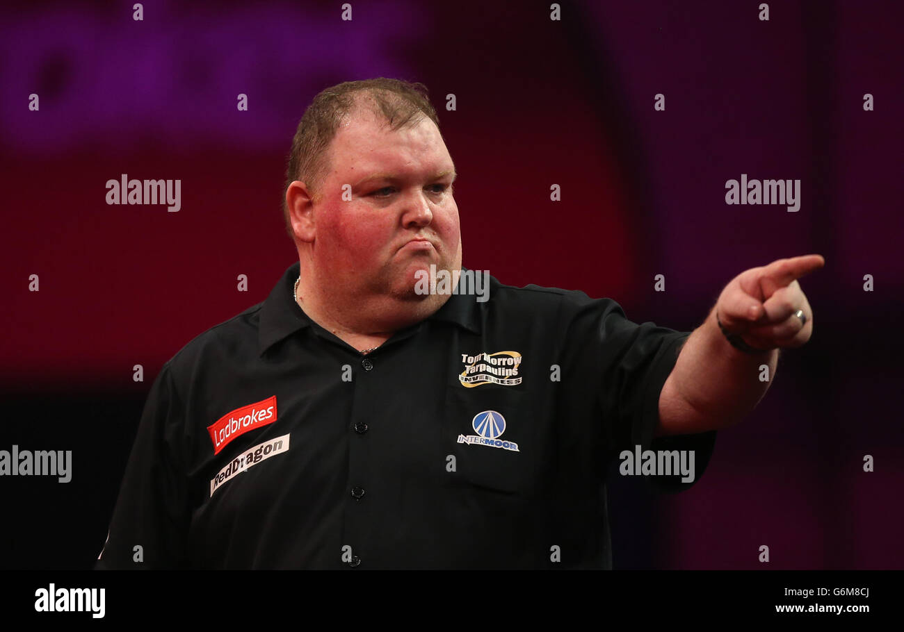 John henderson darts hi-res stock photography and images - Alamy